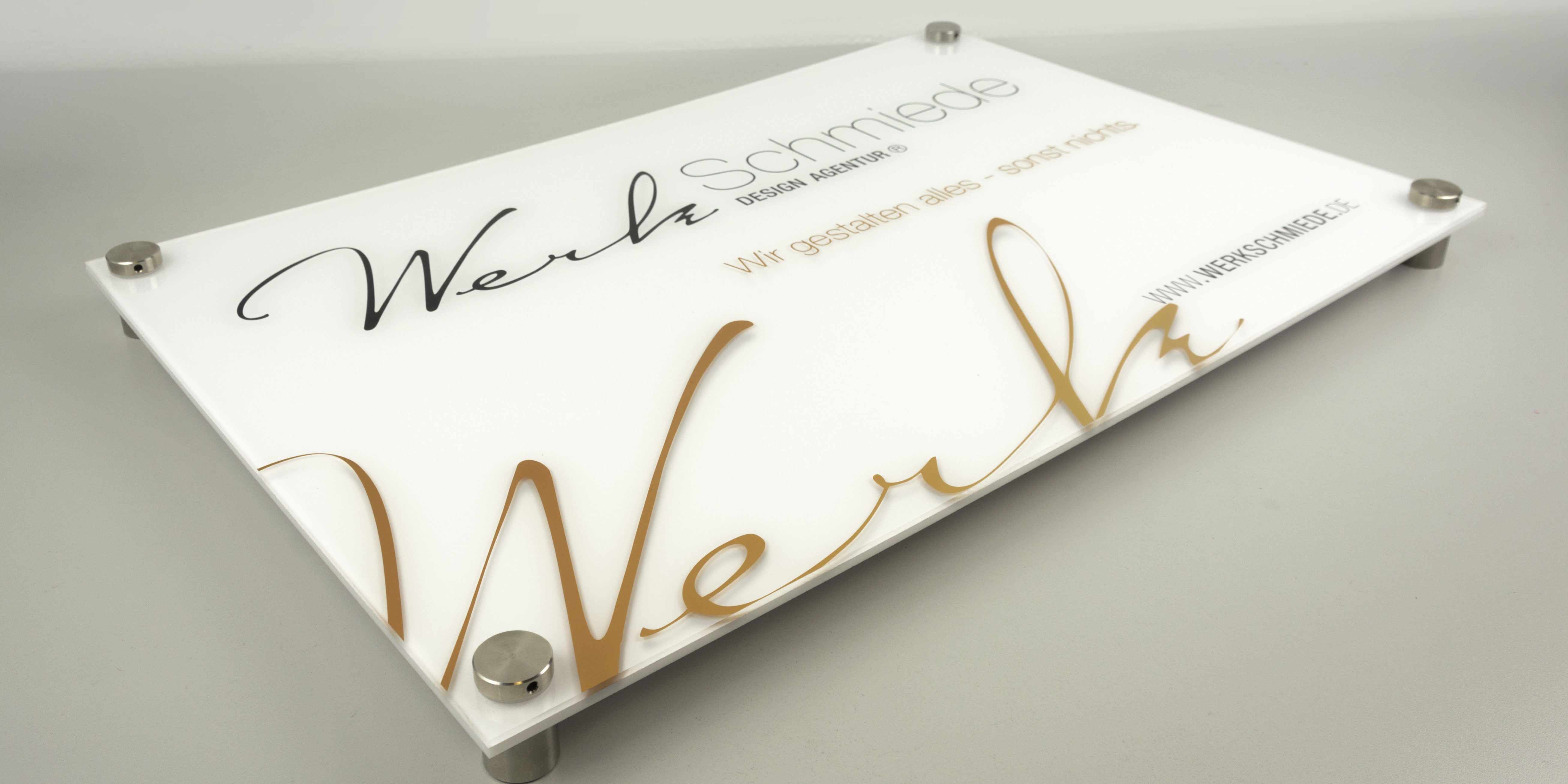 Acrylschild mit partieller Goldfolierung - Werkschmiede - Design Agentur